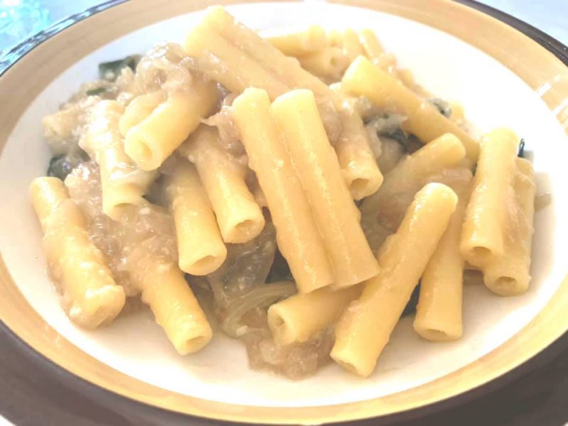 La ricetta della pasta con le cipolle fatta in casa è facile