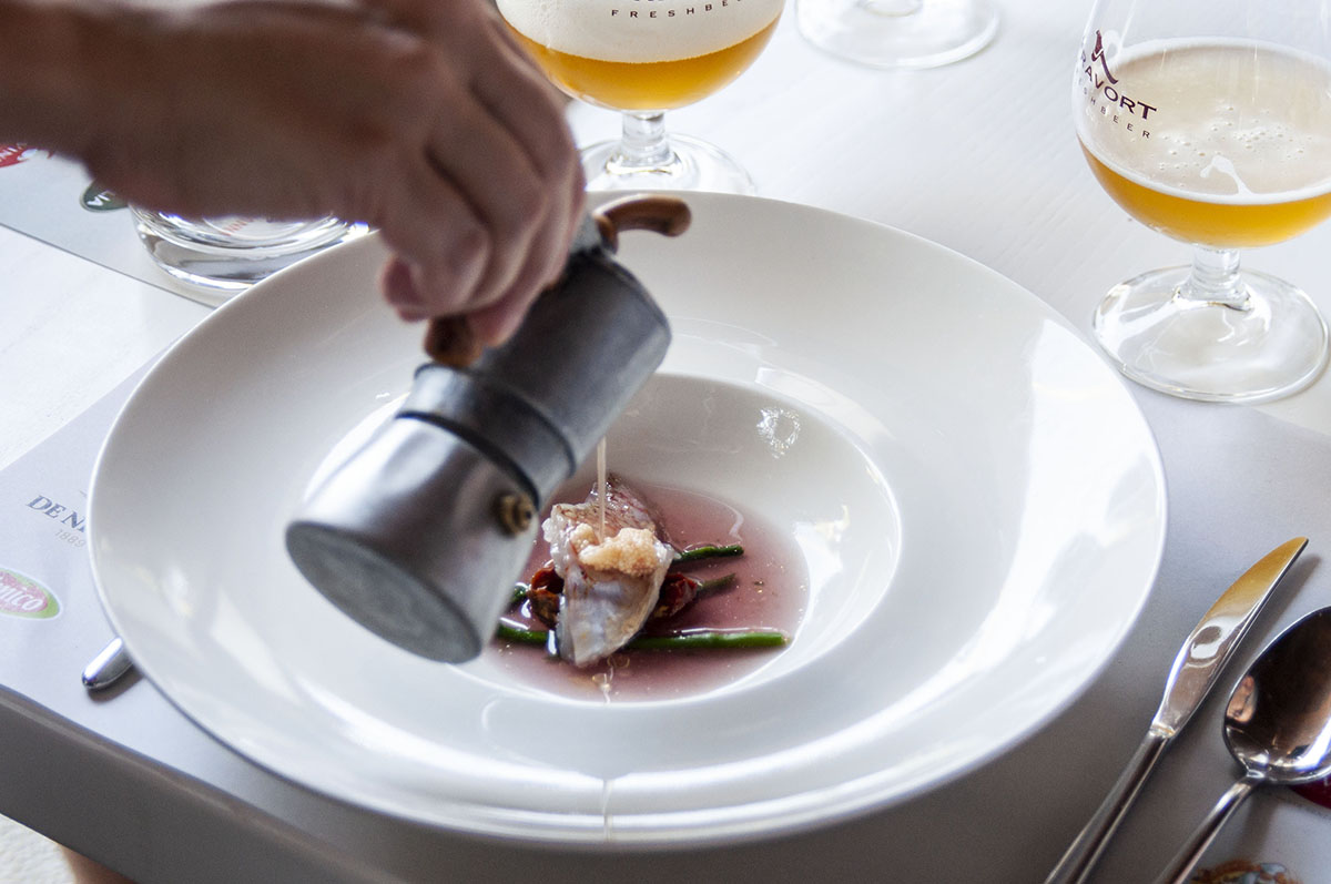 La triglia del golfo, acqua di cavolo rosso e moka di aculei di ricci ...