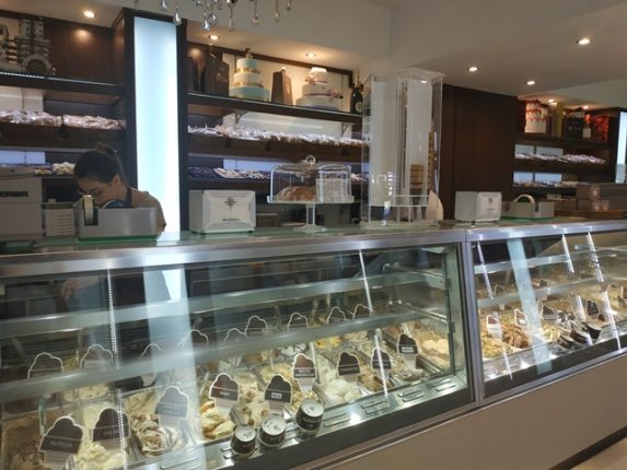 Catania, i dolci della Pasticceria Quaranta nel borghetto marinaro di ...