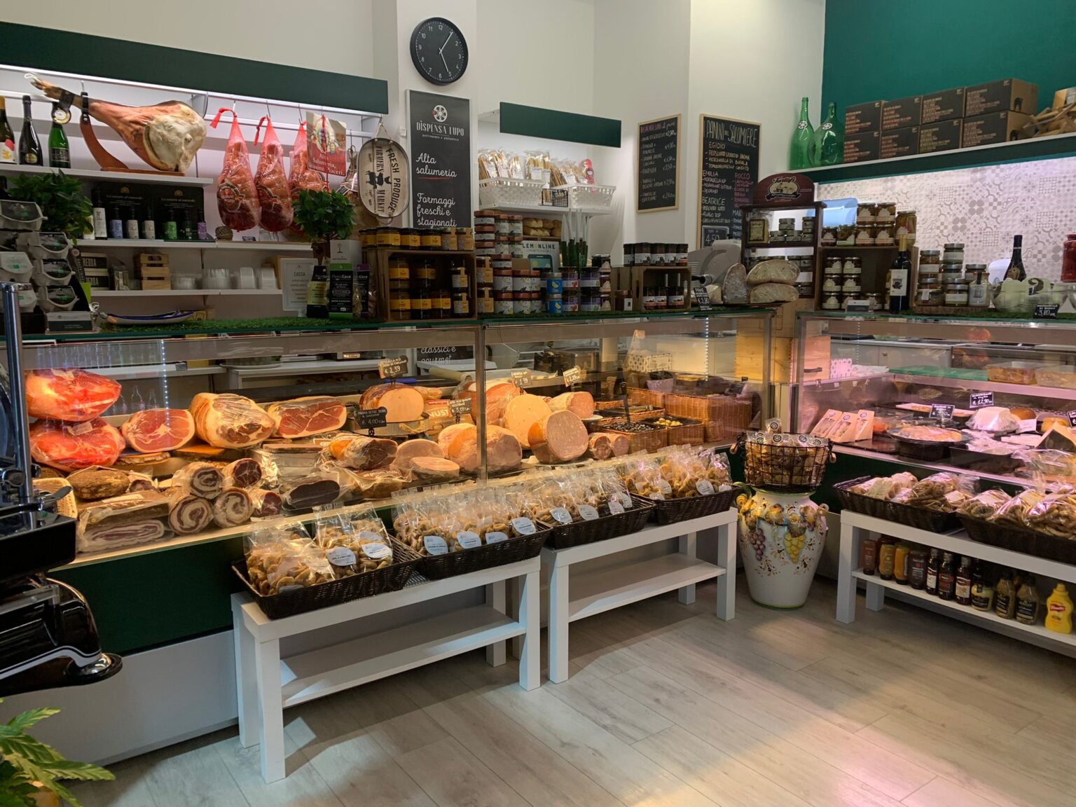 Dispensa Lupo a Eboli, tutto il buono dal baccalà al panettone