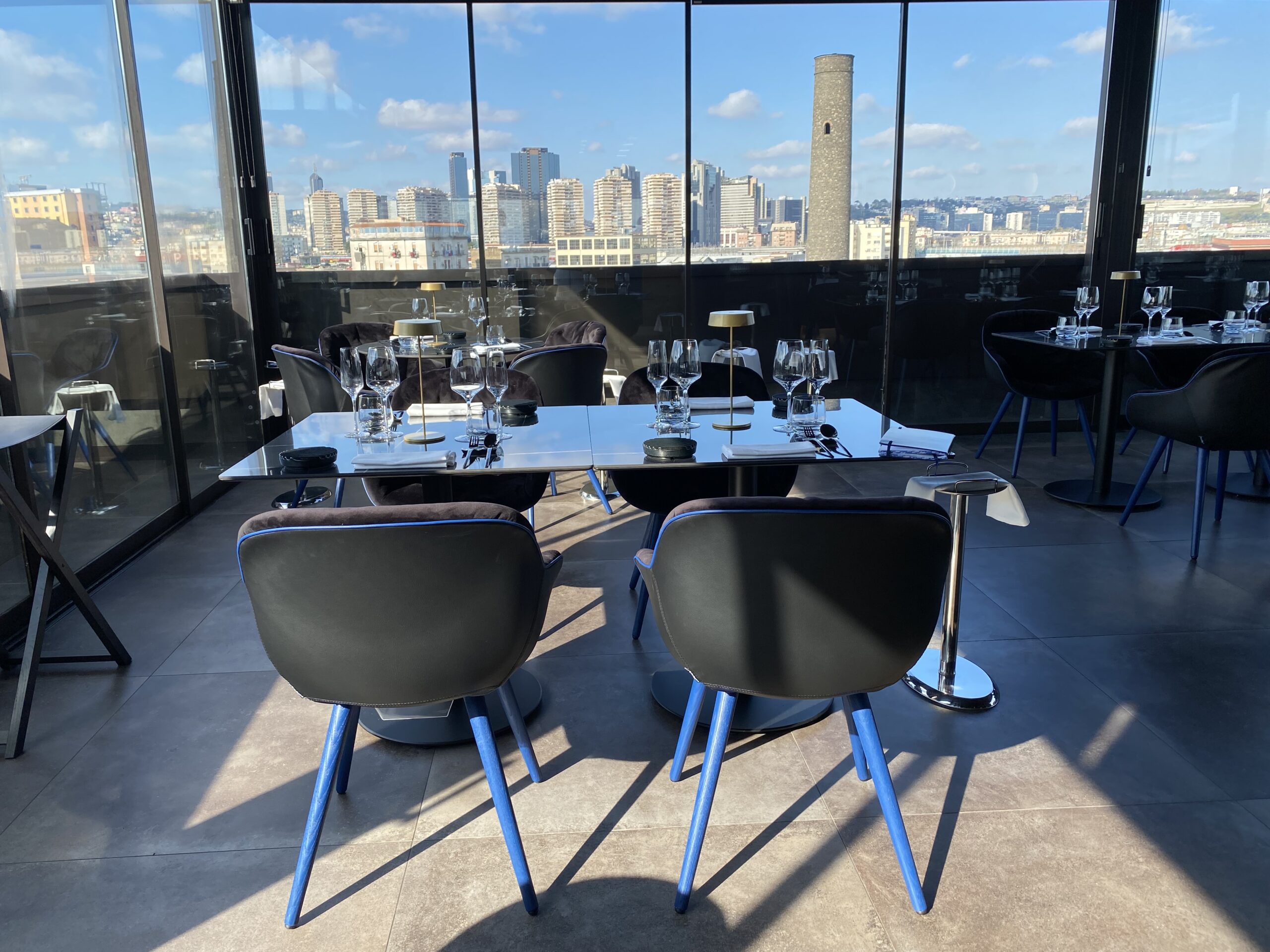Il ristorante della Gold Tower a Napoli