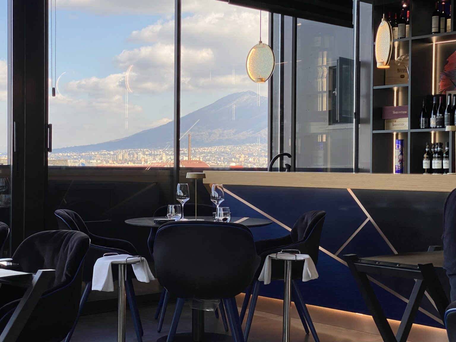 Il ristorante della Gold Tower a Napoli