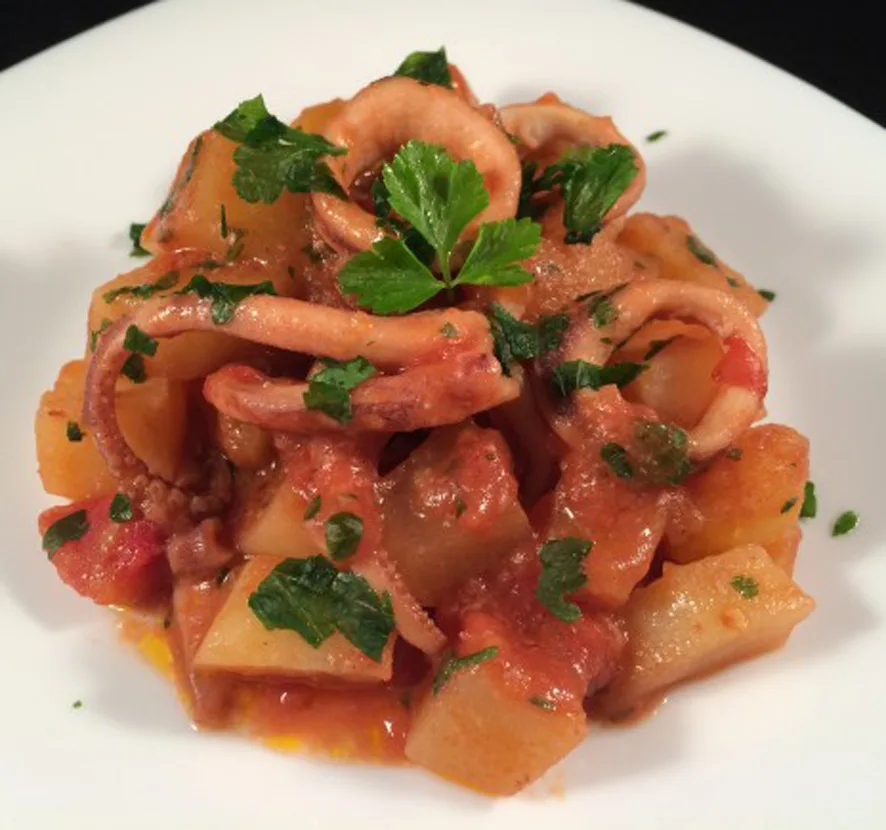 Come si fa la ricetta Totani e patate nelle versioni “bianca” e “rossa”