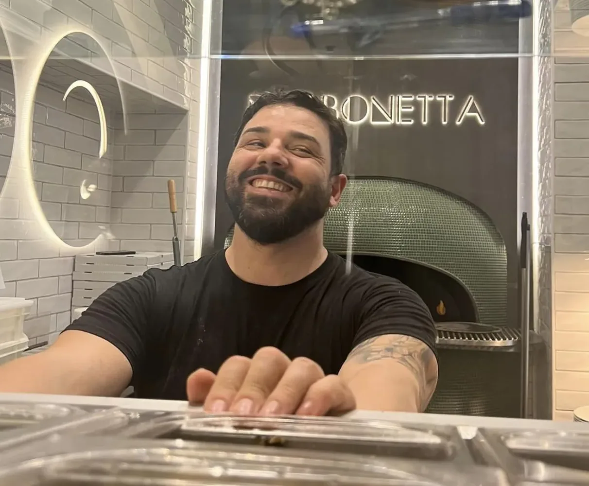Raffaele Raf Bonetta Pizzeria si scatena a Pozzuoli