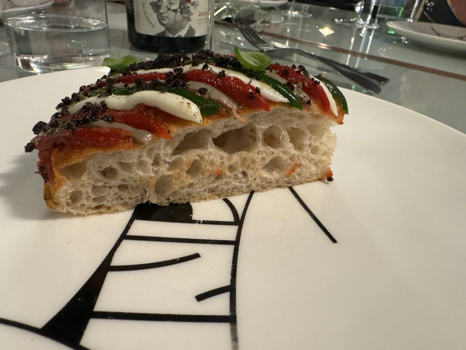 Confine a Milano, la pizzeria cambia paradigma